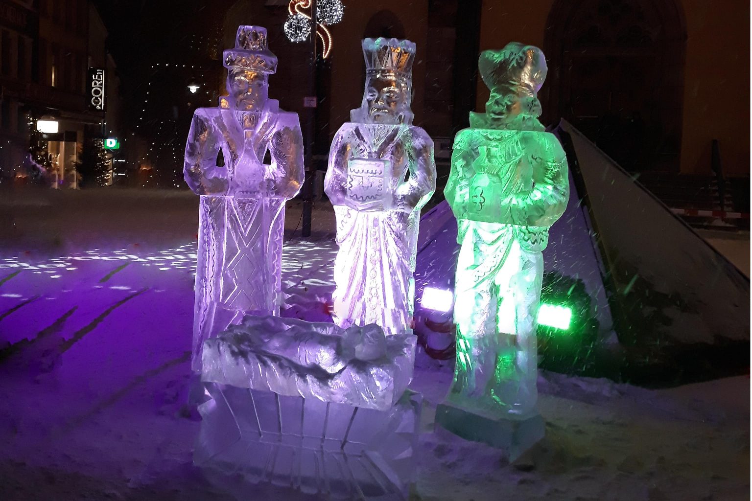 Ice sculptures - intricately carved ice figures fascinate - icecatcher